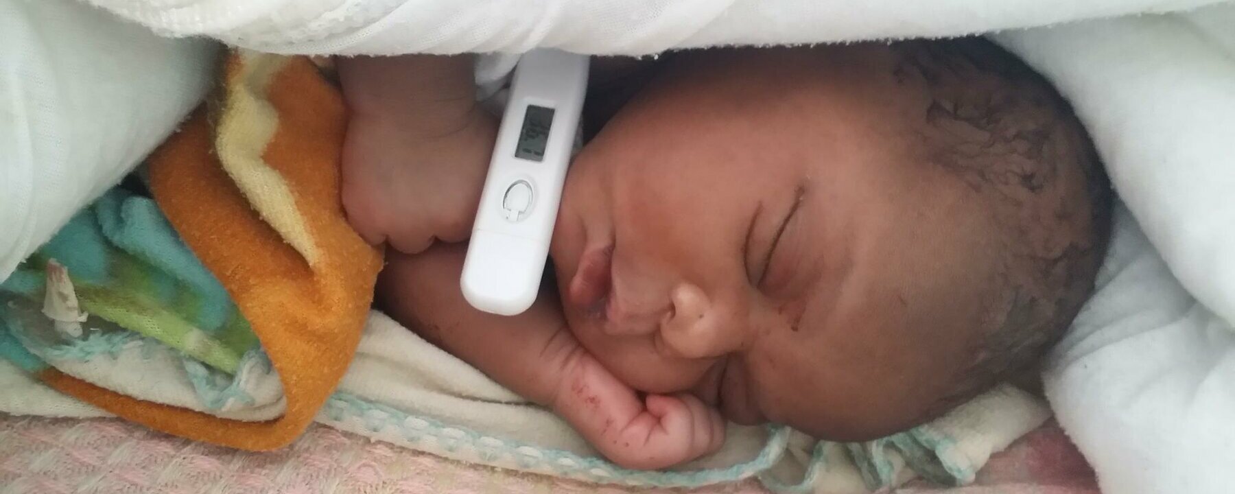 Babyvarmer til nyfødte i Månefjellene, Uganda. Hjelp babyer å holde ...