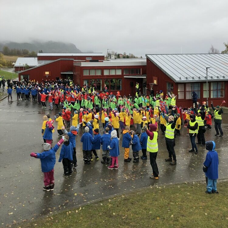 Skatval skole sin digitale bøsse til TV-aksjonen 2022 | Spleis fra SpareBank 1