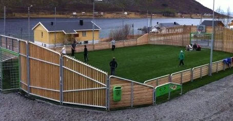 FERDIGPLEN TIL FOTBALLBANE PÅ LEIKEPLASSEN | Spleis fra SpareBank 1