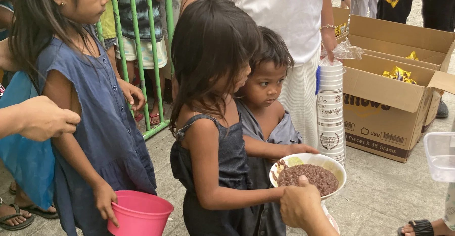 Sultne barn venter på et måltid. Vil DU være et lys i mørket for disse ...