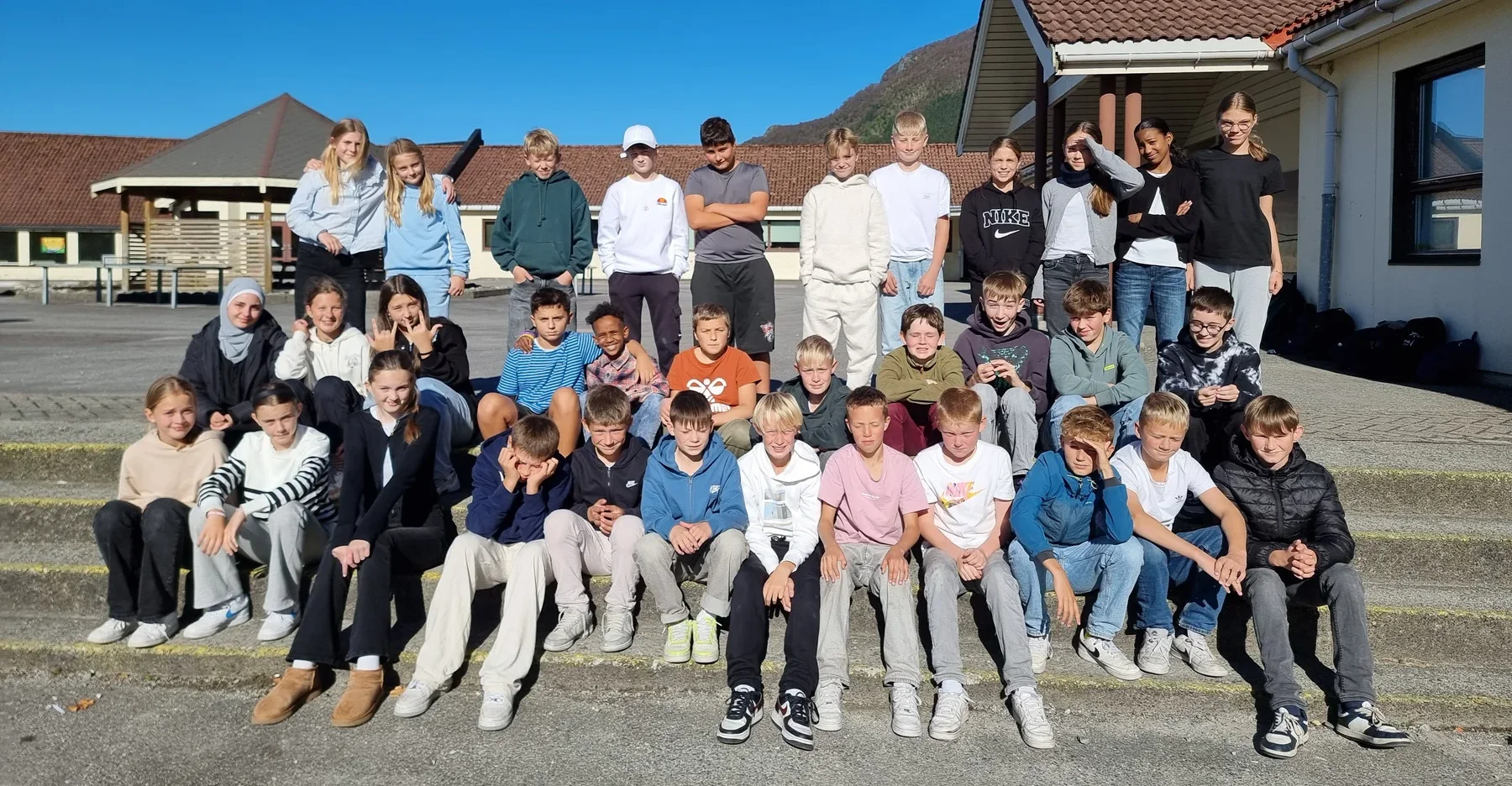 7.klasse på Ølen skule – Sammen for små helter – NRK TV-aksjonen ...