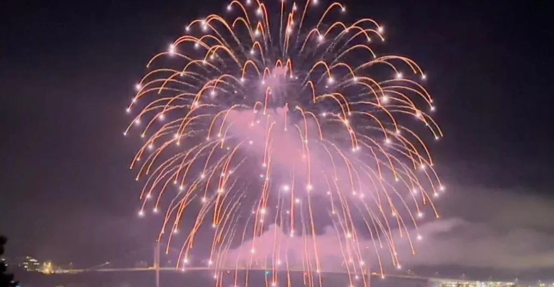 Fellesfyrverkeri fra Breviksbrua 2024 | Spleis fra SpareBank 1