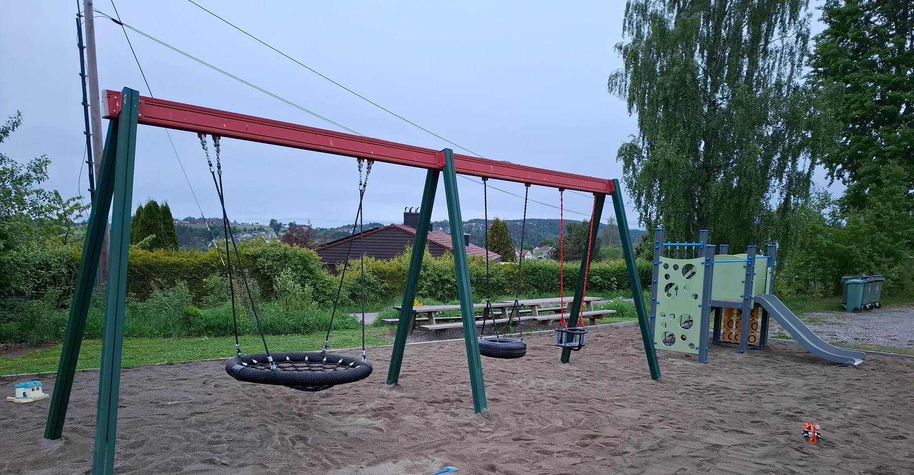 Lekeplass er flittig i bruk av barn og ungdom . Trenger litt ...