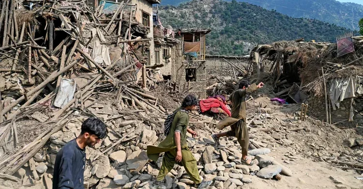 Jordskjelv i Afghanistan, som har ramme hus og over 4000 har mistet ...